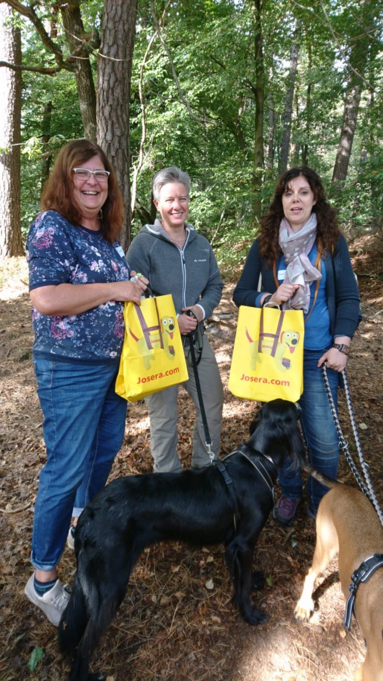 "Wald - Wuff und Wein" Mariechenwanderung in der Pfalz - Hundehilfe Mariechen