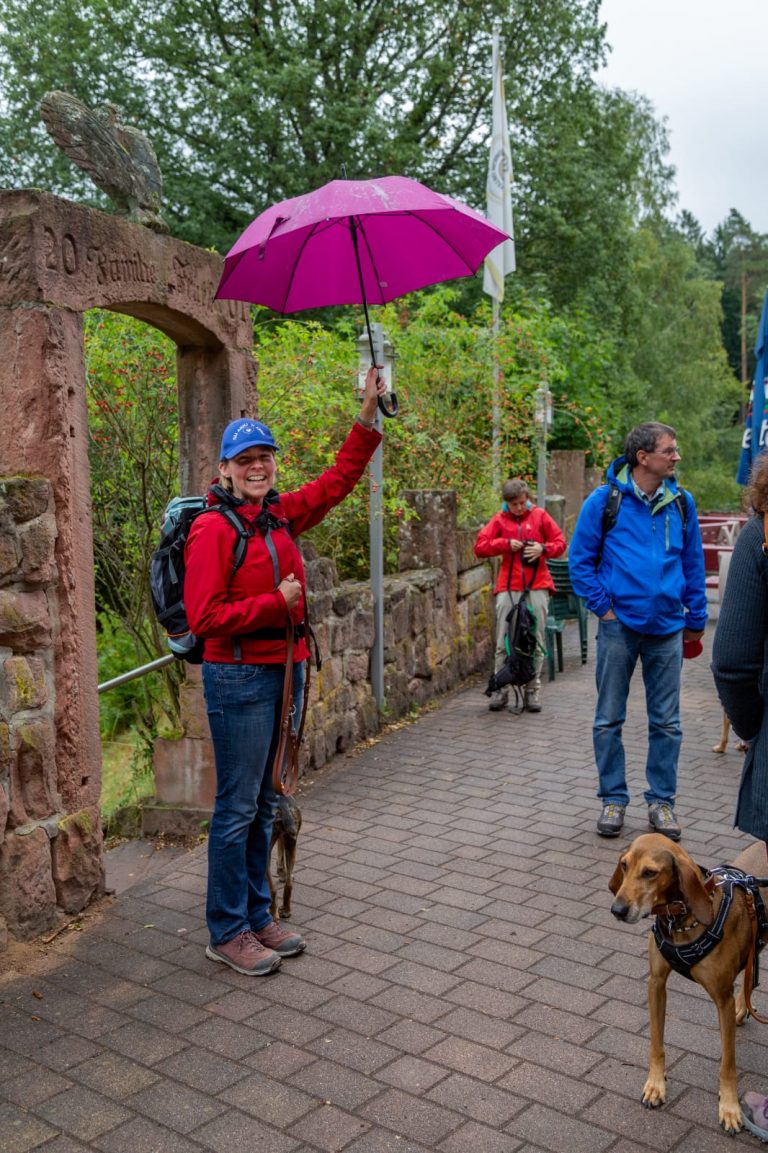 "Wald - Wuff und Wein" Mariechenwanderung in der Pfalz - Hundehilfe Mariechen